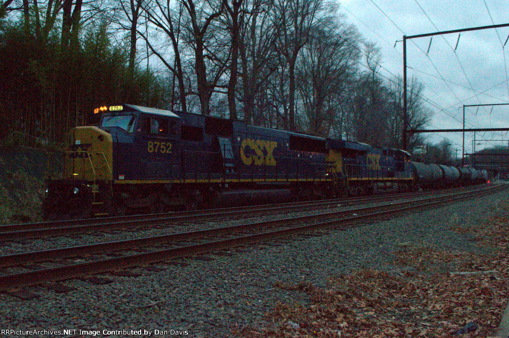 CSX SD60I 8752 leads Q300-30